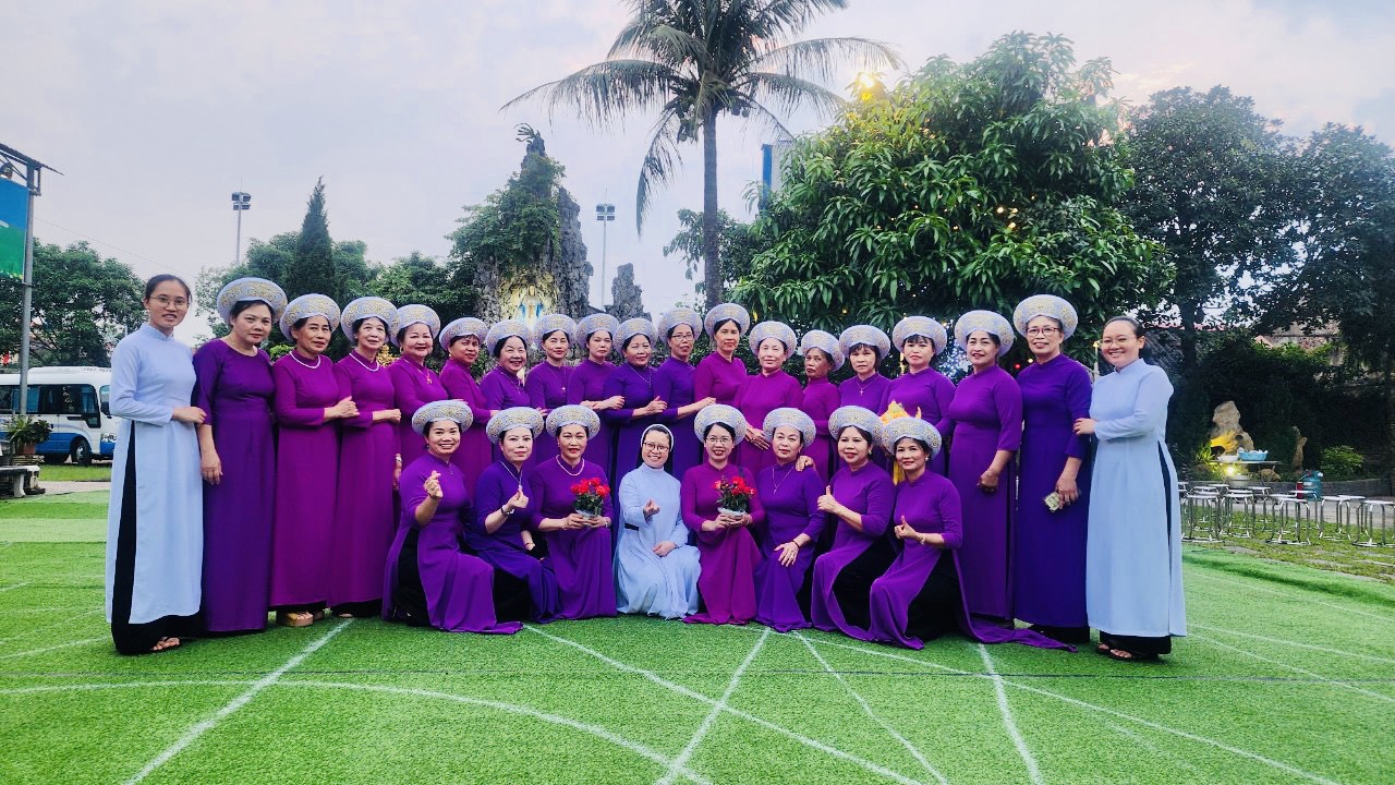 Huynh đoàn Đa Minh Giáo xứ Chính toà Thái Bình dâng hoa kính Đức Mẹ tại Giáo xứ TP. Hưng Yên ...